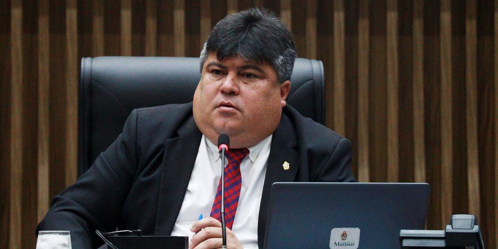 David Reis assiste em silêncio críticas à tentativa de reeleição