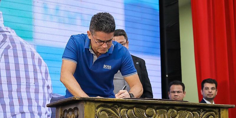 Prefeito David Almeida anuncia programa de moradia com empregabilidade